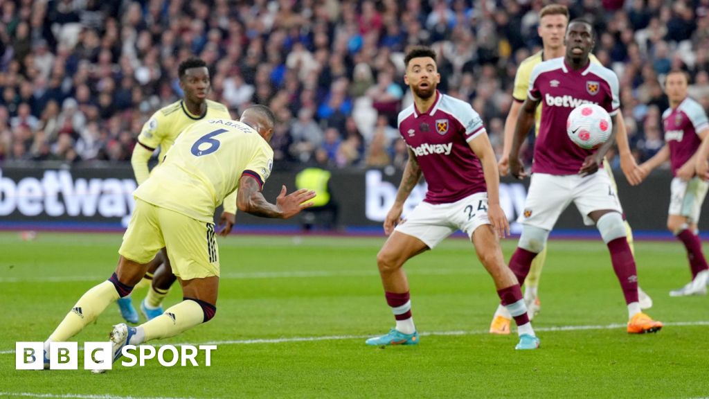 Arsenal earn vital win as West Ham look to Germany - BBC Sport