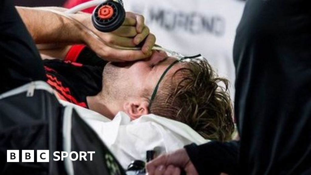 Luke Shaw: Man Utd left-back suffers double leg fracture - BBC Sport