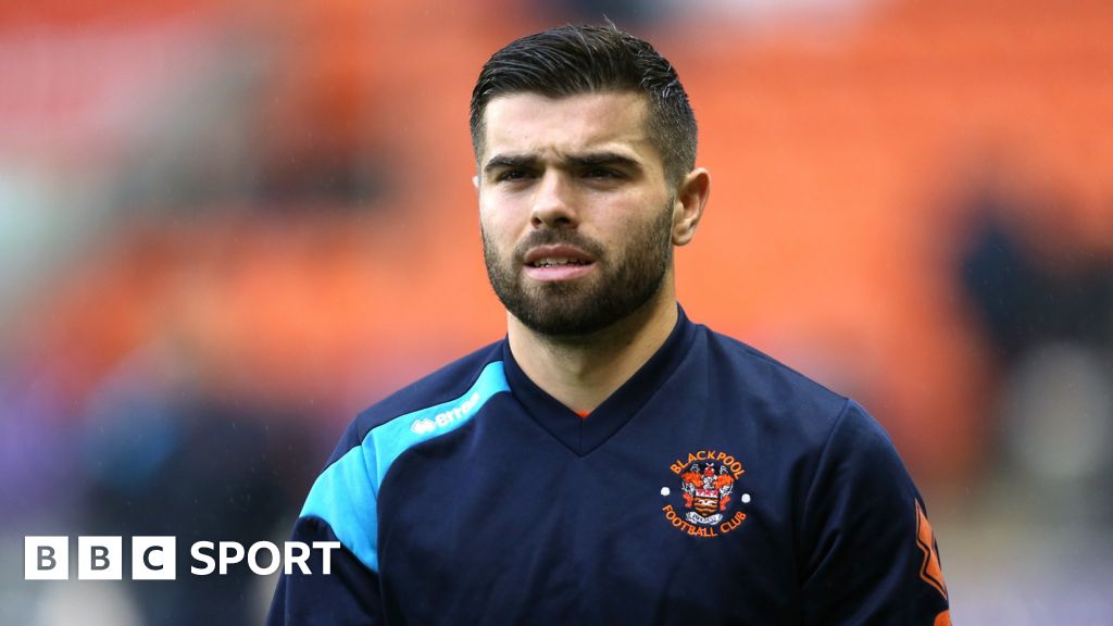 Elliot Lee: Luton Town sign Barnsley forward on two-year deal - BBC Sport
