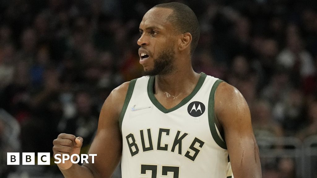 NBA: Khris Middleton stars as Milwaukee Bucks beat Phoenix Suns - BBC Sport