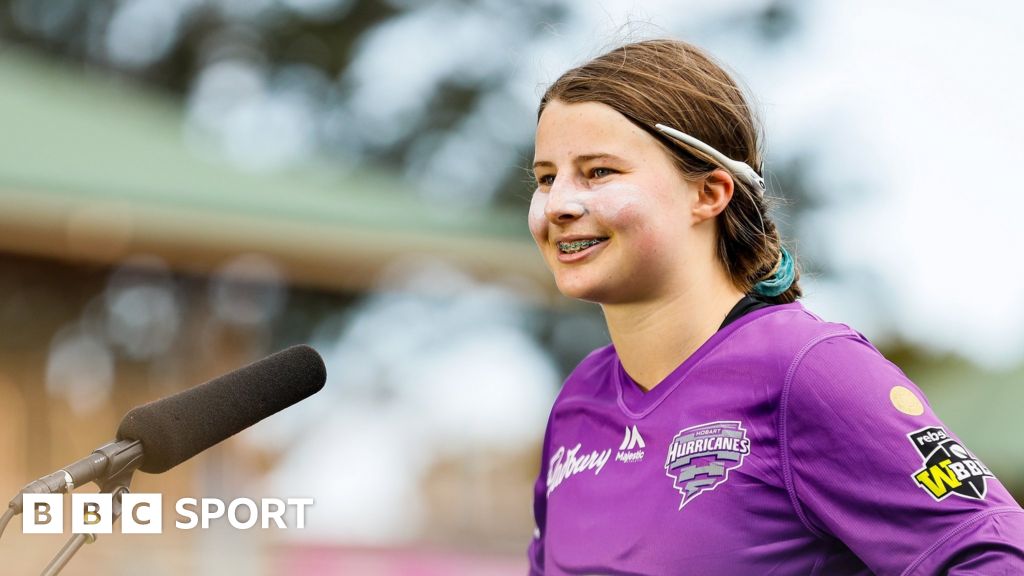 Women's Big Bash: Amy Smith on turning 16, maths homework and 'elevator ...