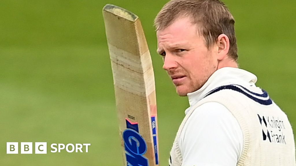 Sam Robson: Middlesex opener extends contract until end of 2024 - BBC Sport