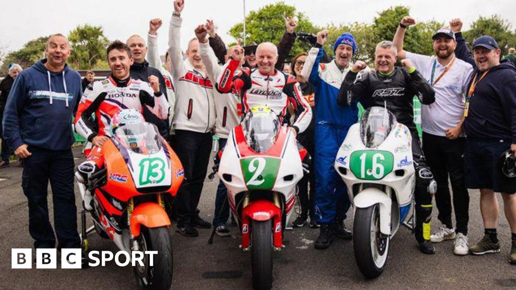 Manx Grand Prix: Ian Lougher grabs late Lightweight win - BBC Sport