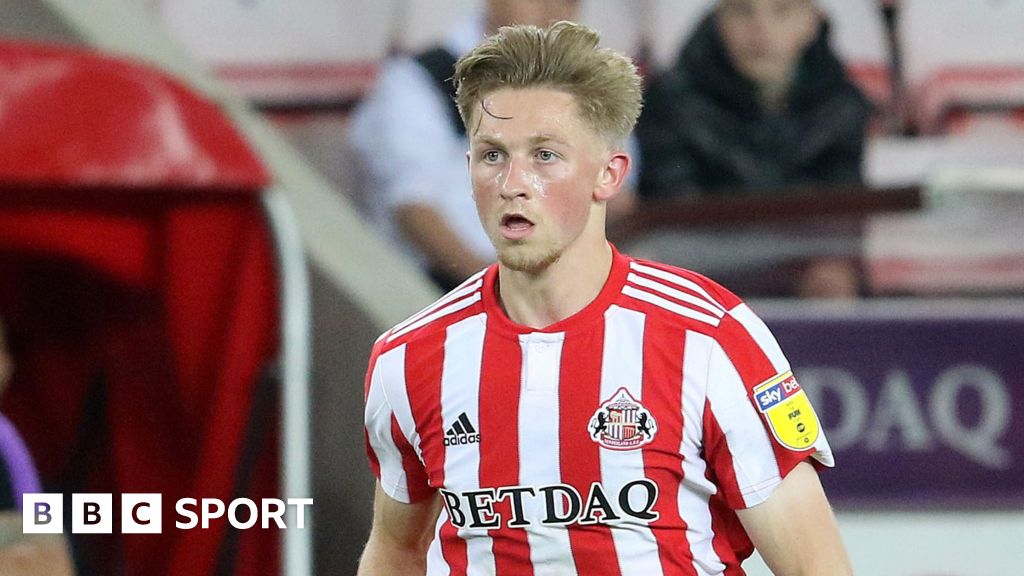 Denver Hume: Sunderland defender signs new two-year contract - BBC Sport