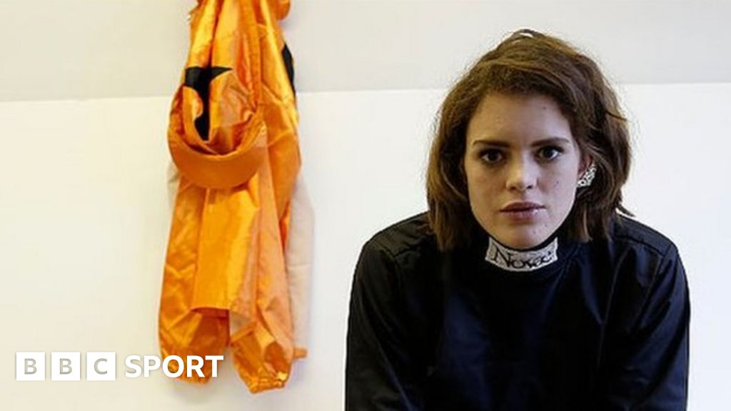 Lizzie Kelly: Pioneering jockey halts career to start family - BBC Sport