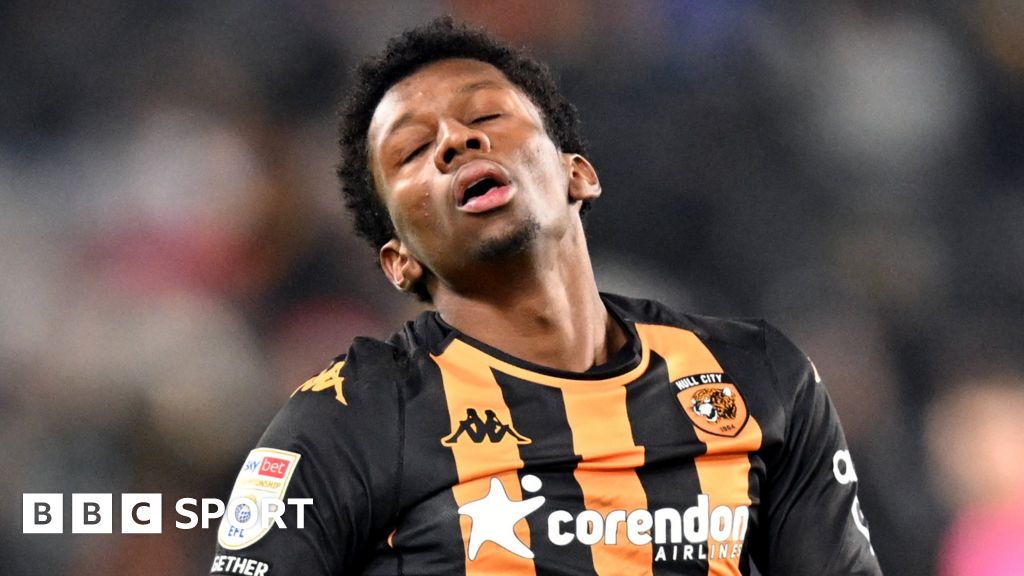 Jaden Philogene: Hull City leading goalscorer faces knee scan - BBC Sport