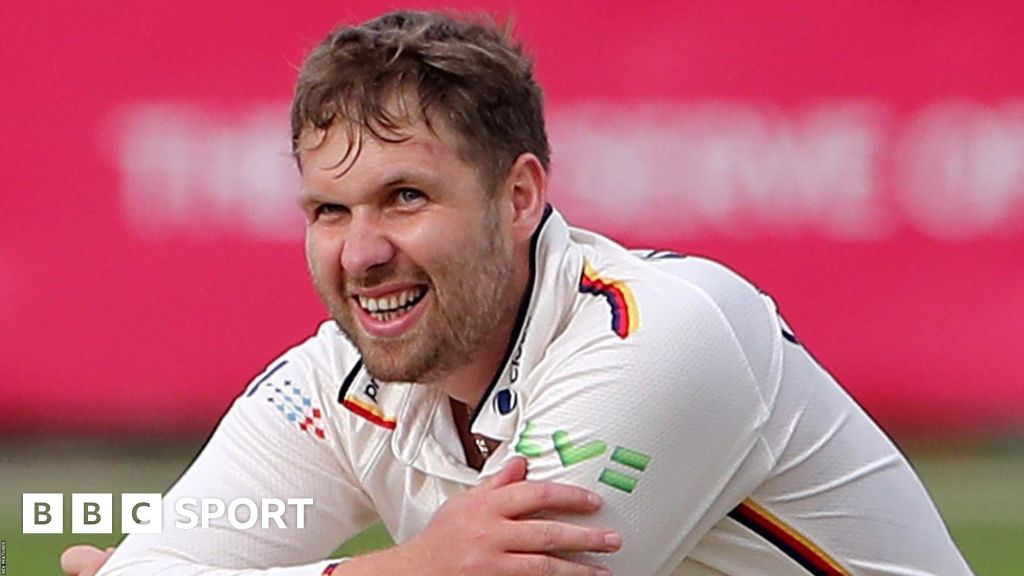 Matt Critchley: Essex all-rounder signs contract until 2027 - BBC Sport