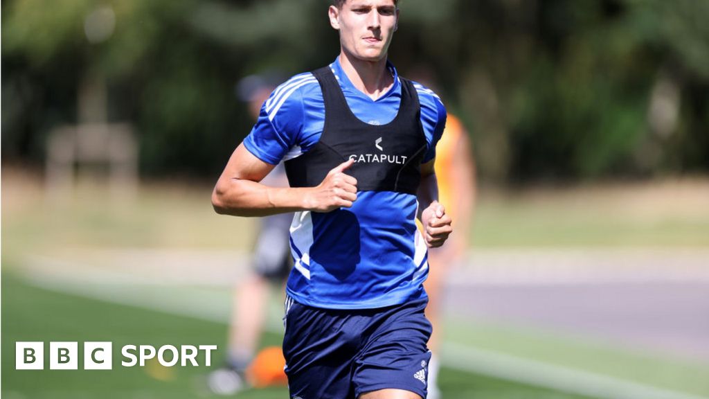 Ben Nelson: Rochdale sign teenage Leicester City defender on loan - BBC ...