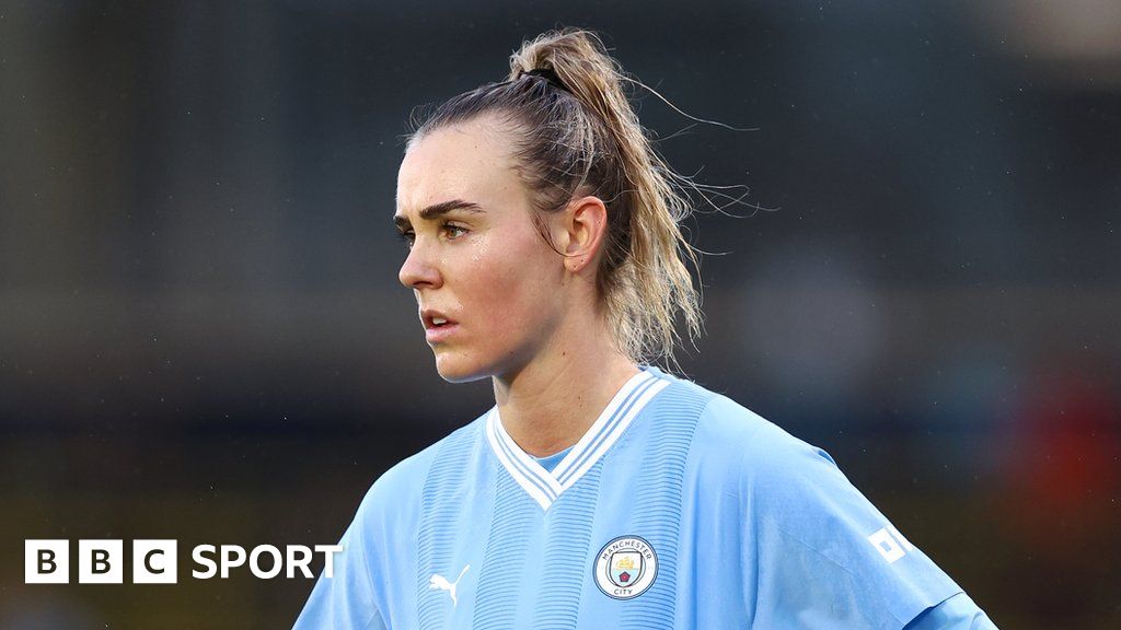 Jill Roord: Man City midfielder ruptures anterior cruciate knee ...