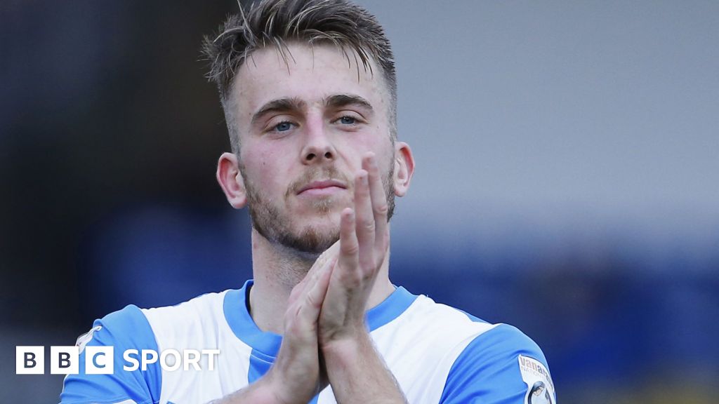 Morecambe: Rhys Oates and Zak Mills sign on free transfers - BBC Sport