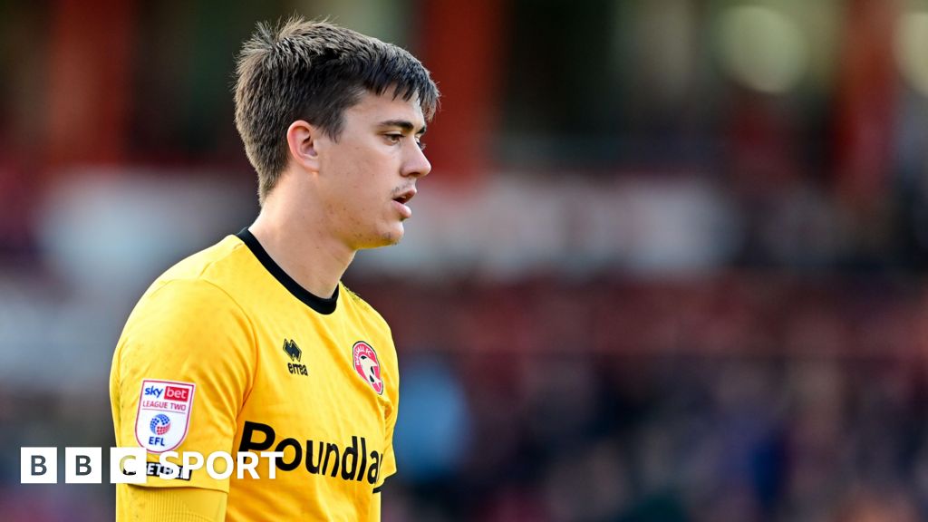 Cheltenham Town: Goalkeepers Owen Evans & Joe Day join the Robins - BBC ...