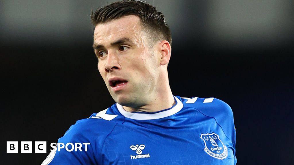 Seamus Coleman: Everton captain signs new one-year deal - BBC Sport