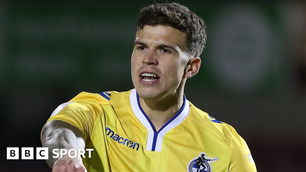 Tom Broadbent: Swindon Town sign Bristol Rovers defender - BBC Sport