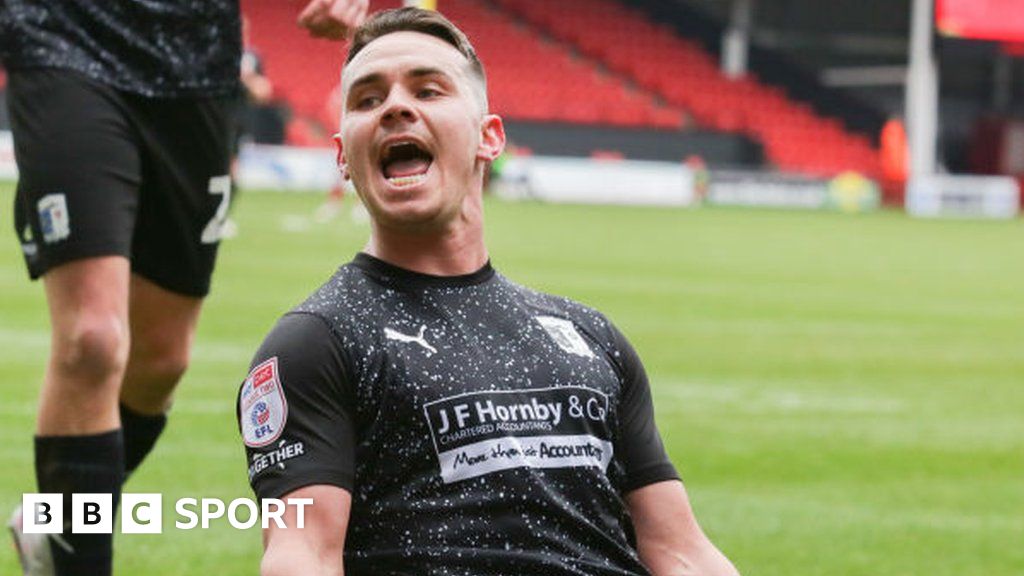 Billy Waters: Barrow striker joins Wrexham - BBC Sport