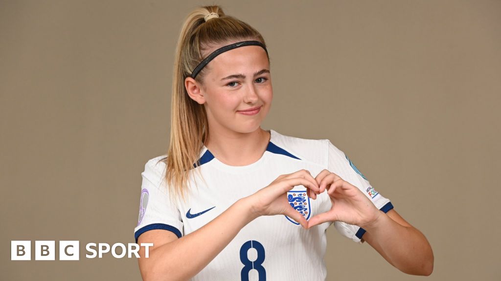 Lexi Potter, 17, becomes youngest professional player at Chelsea - BBC ...