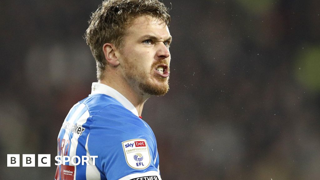 Danny Ward: Huddersfield Town forward signs new two-year deal - BBC Sport