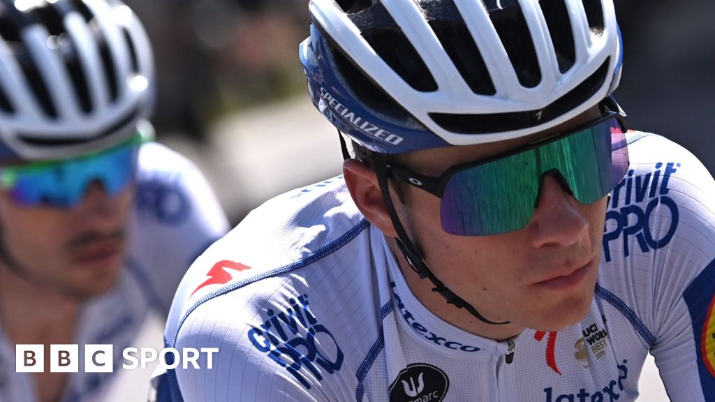 Remco Evenepoel fractures pelvis in bridge fall at Il Lombardia - BBC Sport