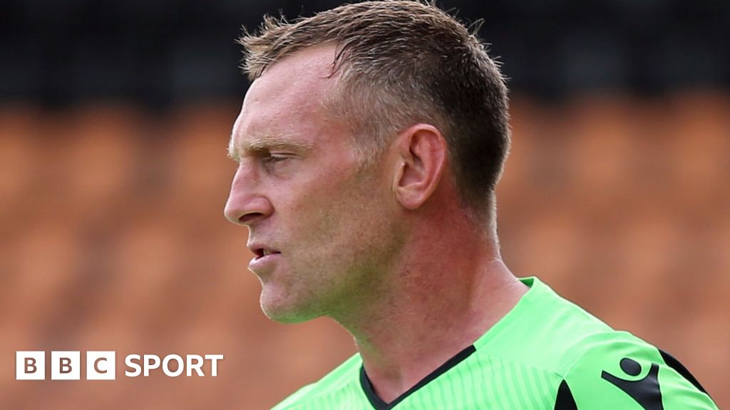 Graham Stack: Cardiff City goalkeeping coach leaves club - BBC Sport