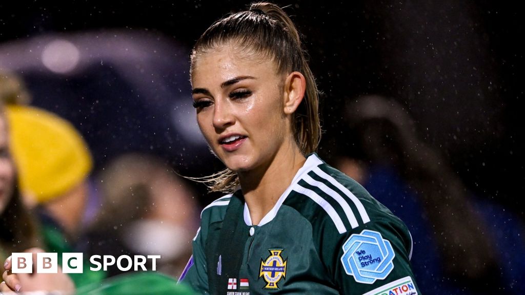 Danielle Maxwell: Northern Ireland winger moves from Cliftonville to Blackburn - BBC Sport