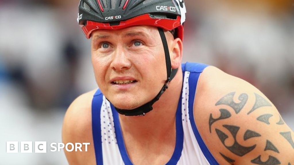 David Weir wins Berlin Marathon title with personal best - BBC Sport