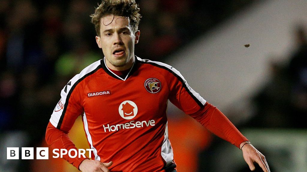 Tom Bradshaw: Walsall striker extends contract with Saddlers - BBC Sport