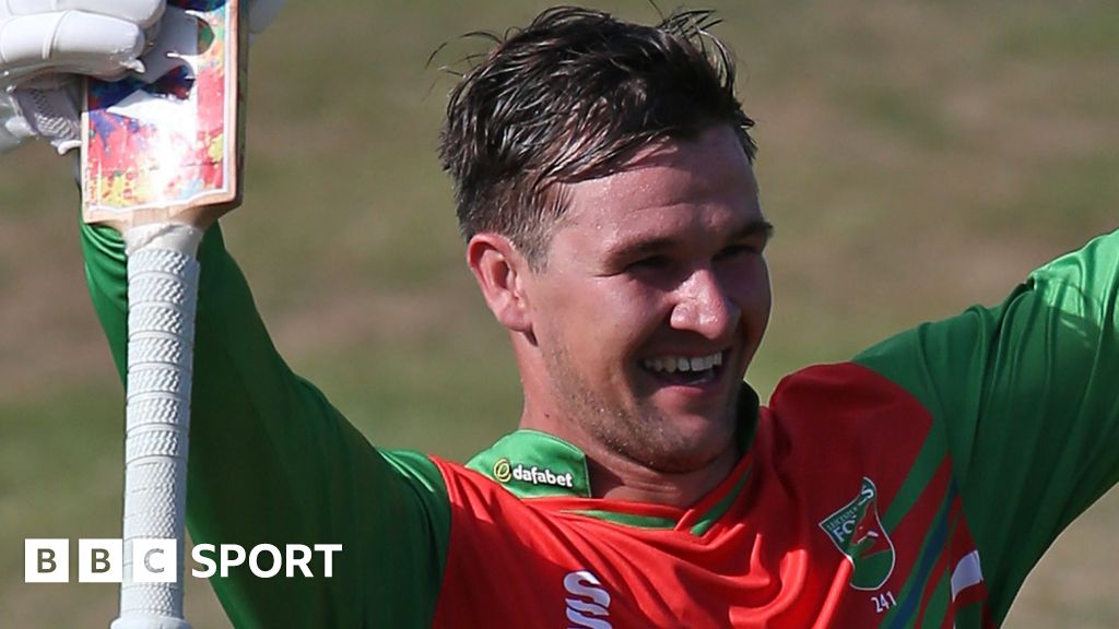 Nick Welch: Leicestershire batter signs new contract - BBC Sport