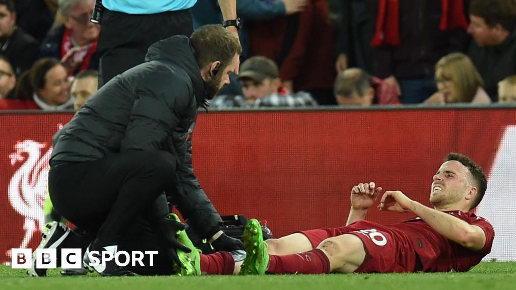 Liverpool: Diogo J﻿ota faces anxious wait on calf injury - BBC Sport