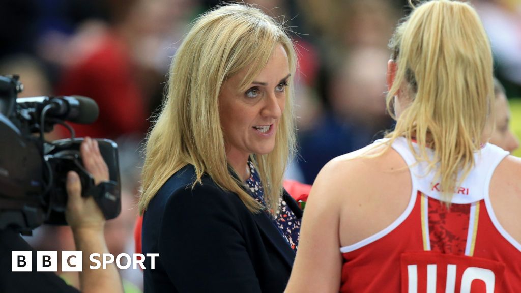 Tracey Neville to stay with England squad after father's death - BBC Sport