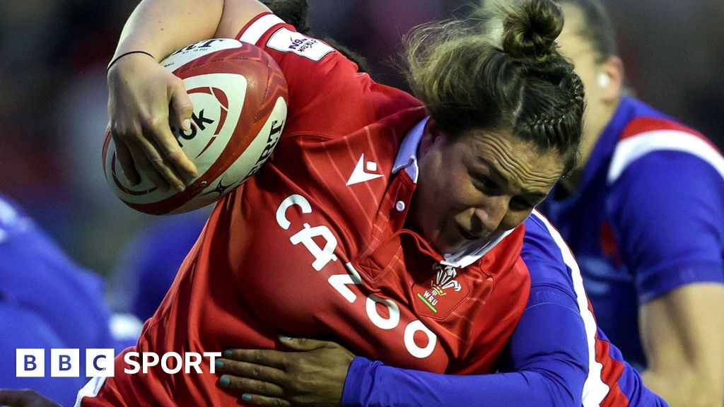 Siwan Lillicrap: Wales captain moves to Gloucester from Bristol - BBC Sport