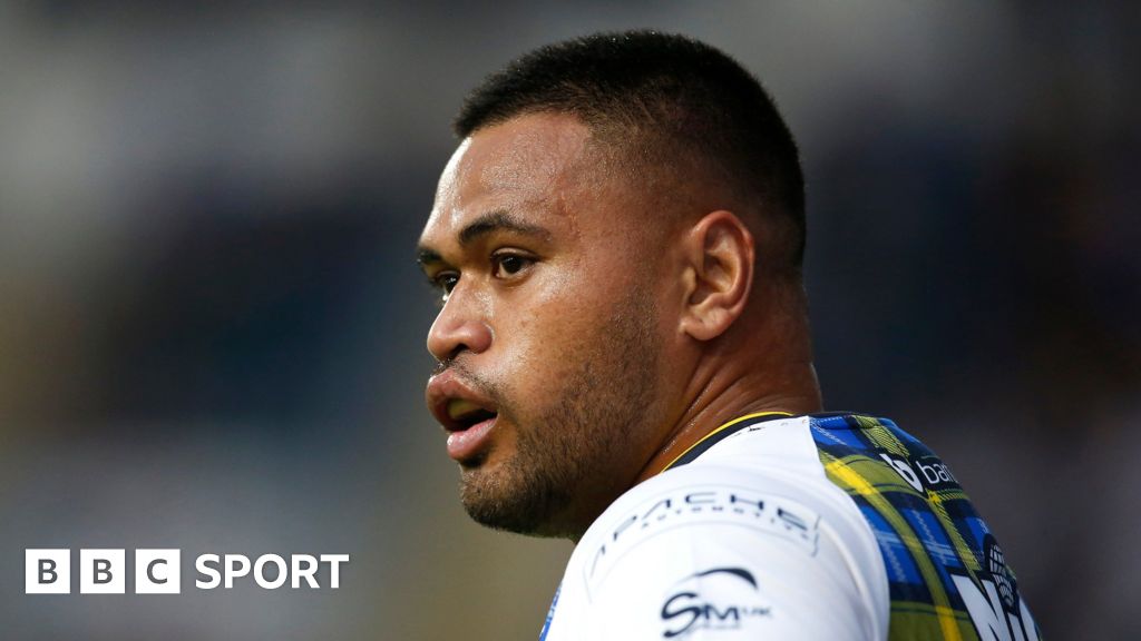 Super League: Hull FC 12-28 Leeds Rhinos - Sam Lisone hat-trick keeps ...