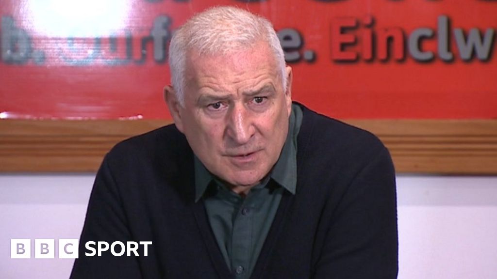 Wrexham: Graham Barrow resigns as manager of National League side - BBC ...