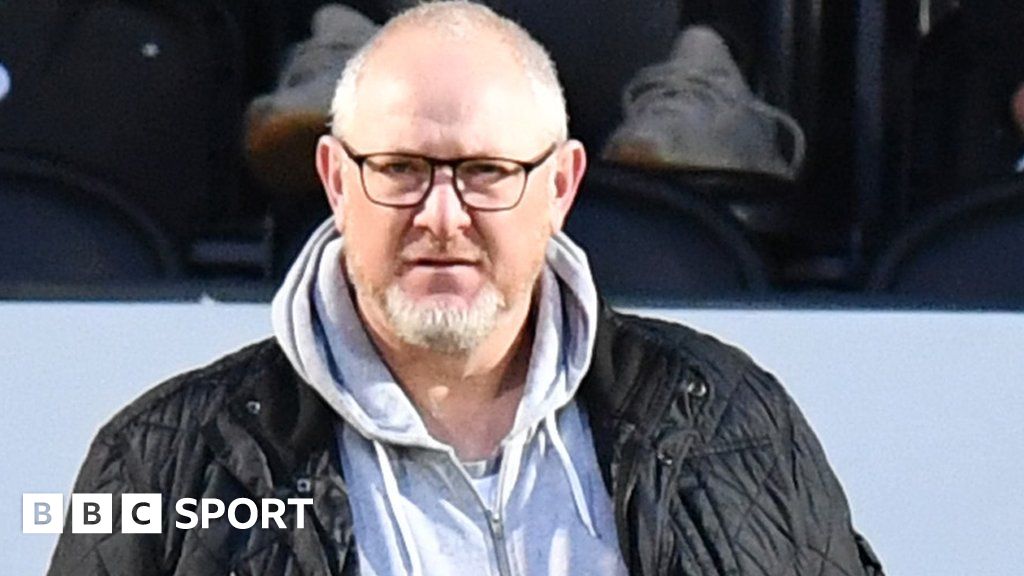 Peter Beadle: Barnet sack manager after winless run - BBC Sport