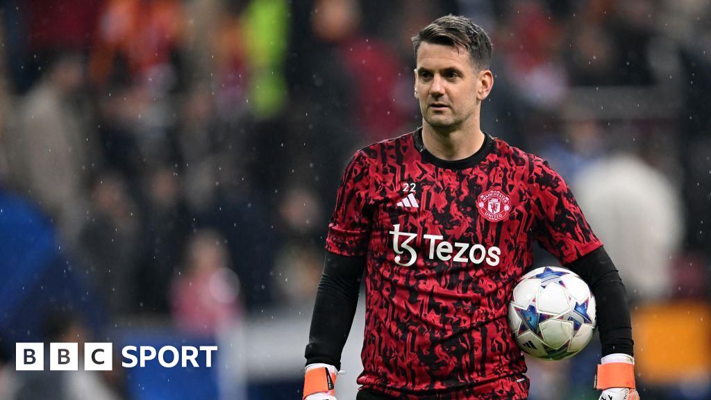 Man Utd news: Goalkeeper Tom Heaton signs new contract - BBC Sport