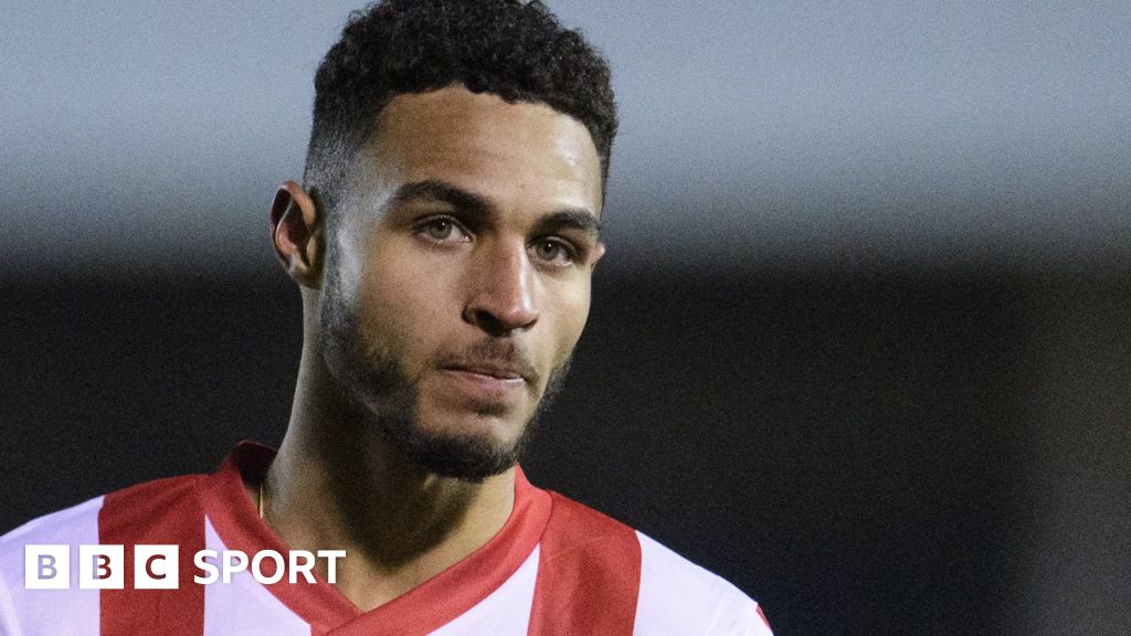 Max Melbourne: Morecambe sign ex-Lincoln City defender - BBC Sport