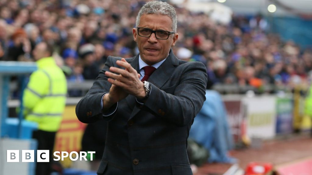 Carlisle United: Keith Curle signs contract extension - BBC Sport