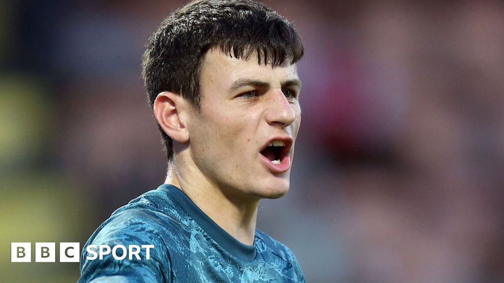 Tom Smith: Colchester United sign Arsenal goalkeeper on loan - BBC Sport