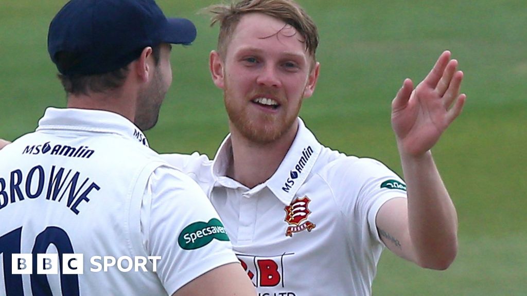 Jamie Porter: Essex agree new contract with Championship's top wicket ...