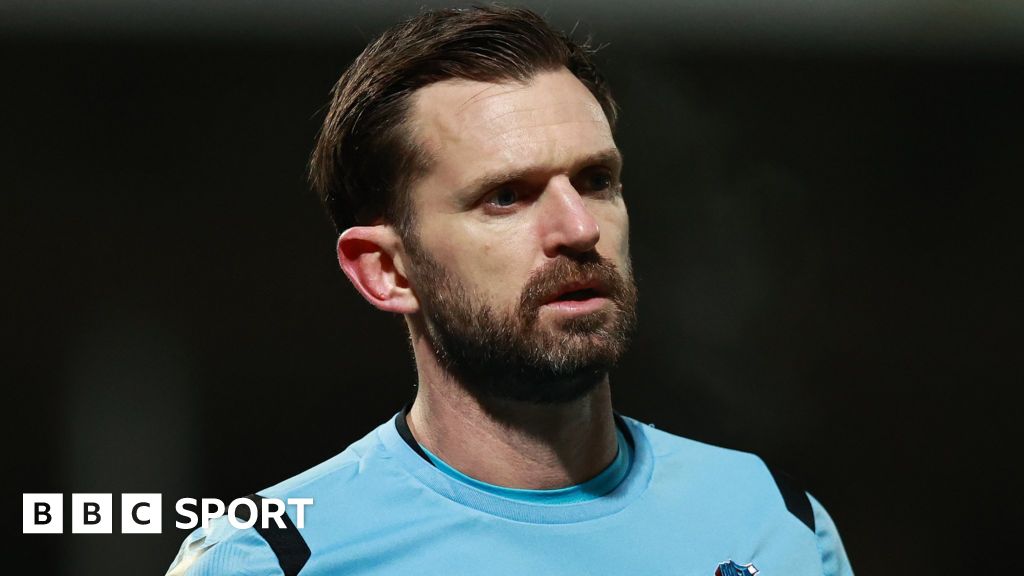 Wrexham sign goalkeeper Mark Howard as defenders depart - BBC Sport