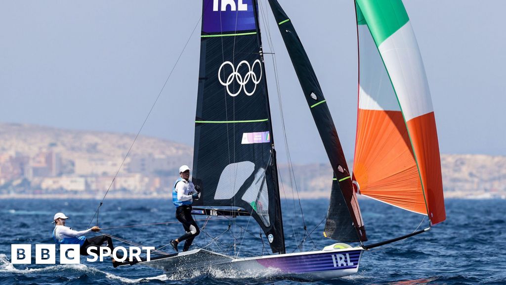 Paris 2024: Waddilove and Dickson miss out on sailing medal - BBC Sport