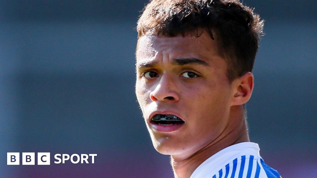 Corey Hall: Wakefield Trinity sign talented Leeds Rhinos centre - BBC Sport