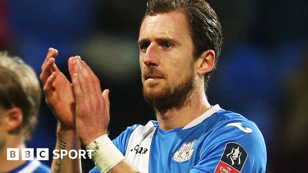 Jack Midson: Braintree Town sign former Eastleigh striker - BBC Sport