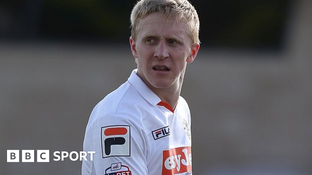 Mark Cullen: Blackpool sign Luton striker for £180,000 - BBC Sport
