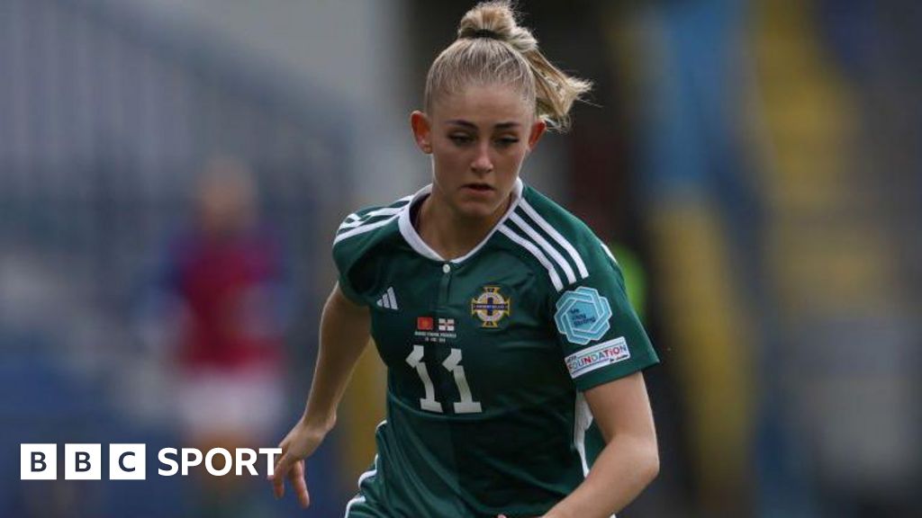 Danielle Maxwell: Northern Ireland winger re-signs for Cliftonville ...