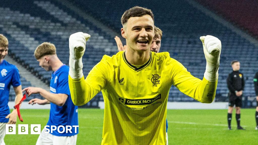 Munn signs new Rangers deal - BBC Sport