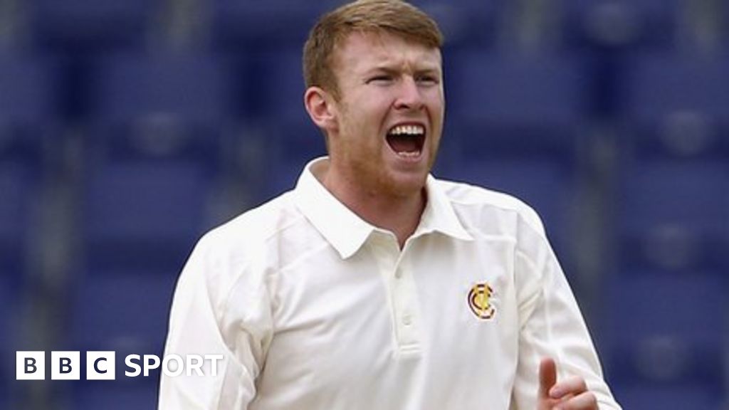 Adam Riley: Kent off-spinner extends contract - BBC Sport