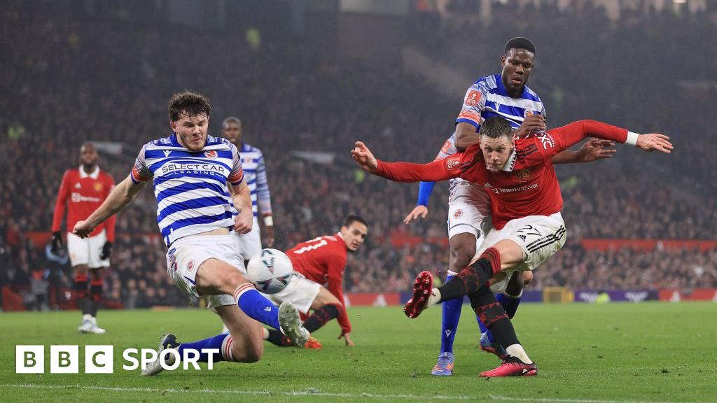 Luton Town: Tom Holmes signs and is loaned back to Reading - BBC Sport