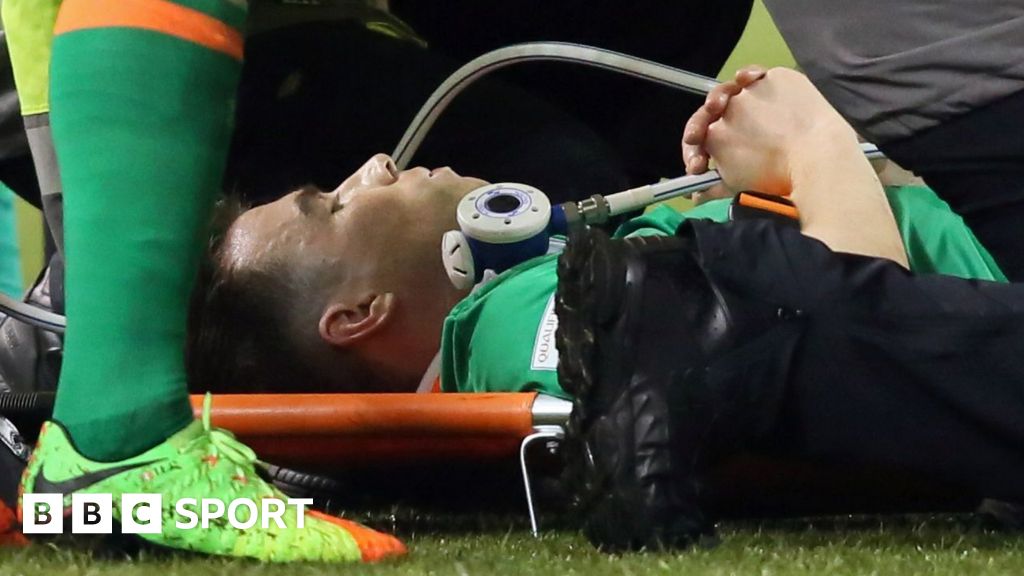 Seamus Coleman suffers broken leg in Republic of Ireland draw - BBC Sport