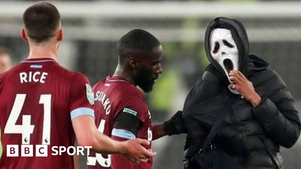 West Ham to discuss pitch invaders with London Stadium operators - BBC ...