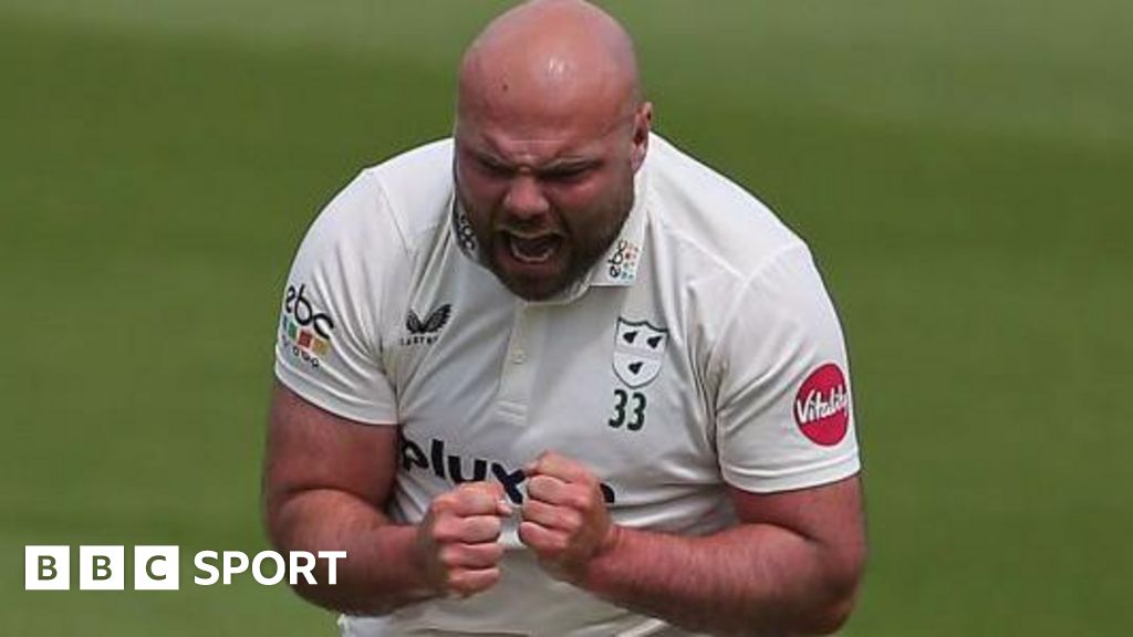 Joe Leach: Worcestershire must wait on ex-skipper's fitness - BBC Sport