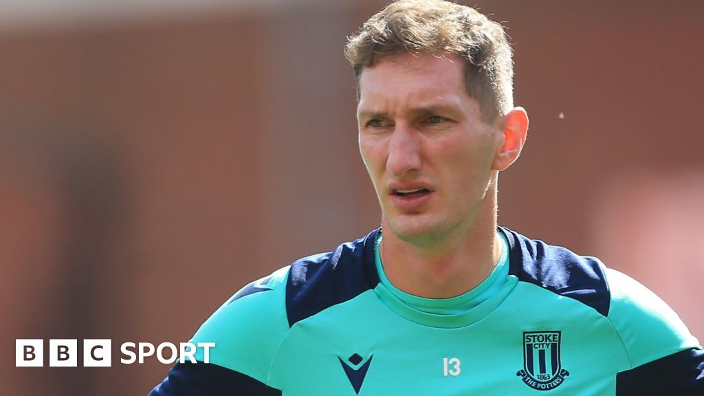 Jack Bonham: Stoke City goalkeeper signs new one-year deal - BBC Sport